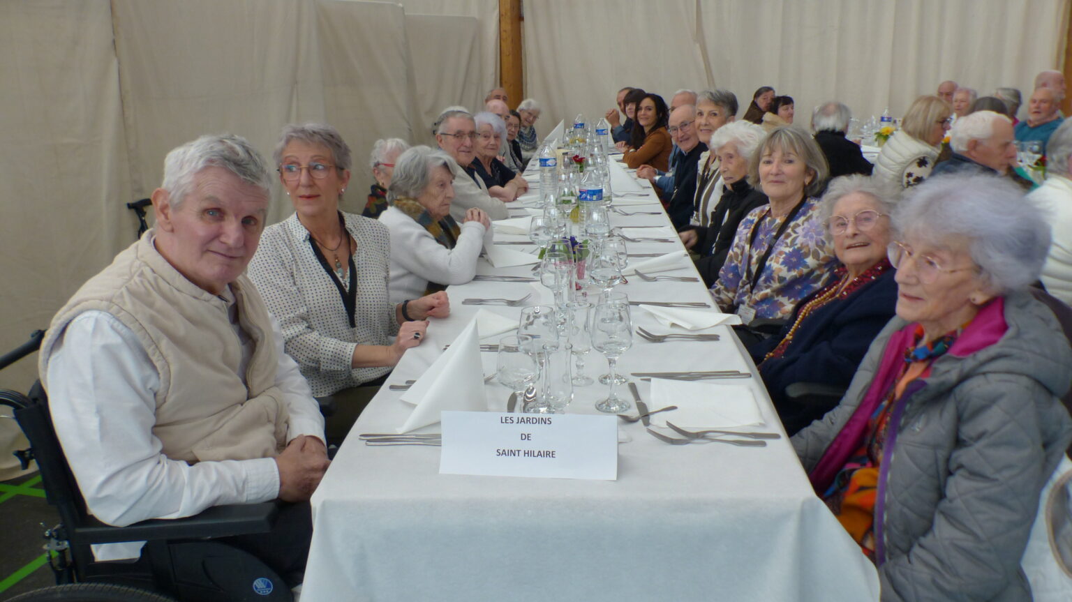 Un moment de convivialité au repas des aînés de Saint Hilaire de Brethmas. - Mairie de Saint ...